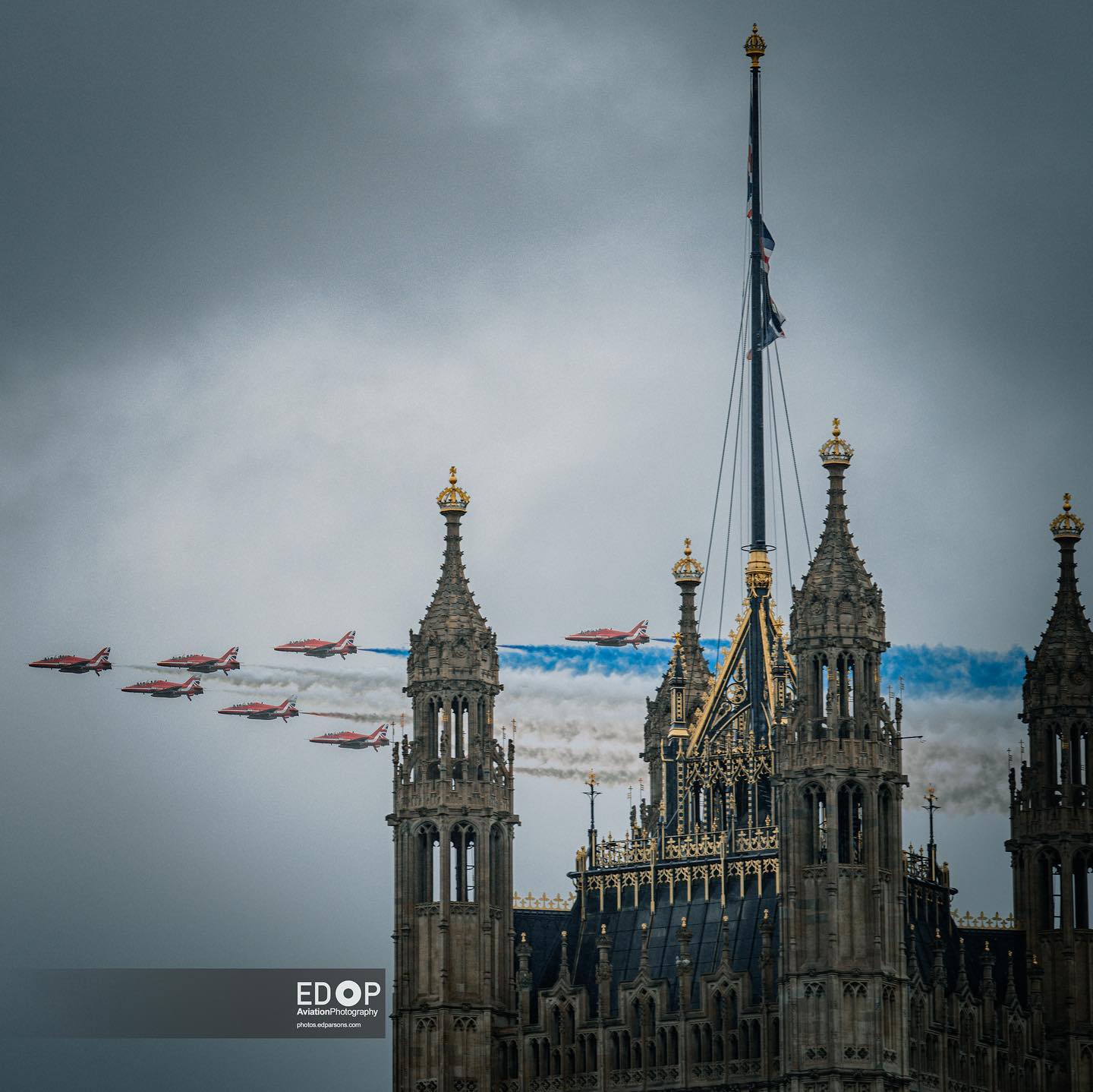 red-arrows-over-westminster-coronation-redarrows-rafredarrows-raf ...